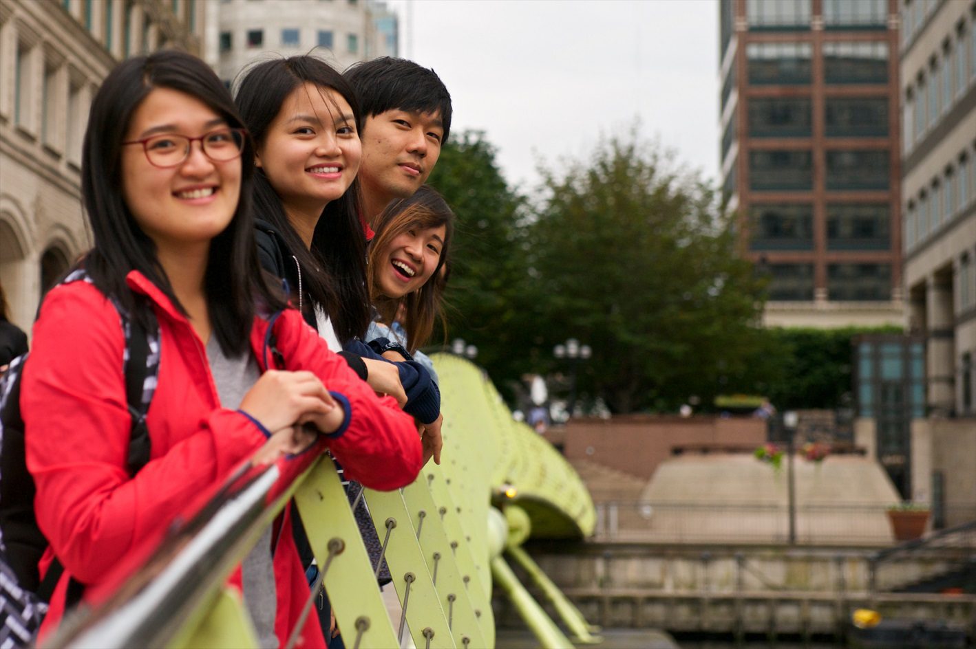 Cómo se dice correctamente: alado o al lado